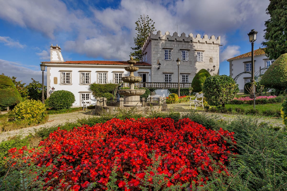 The three houses of the week: mansion with three centuries of history ...